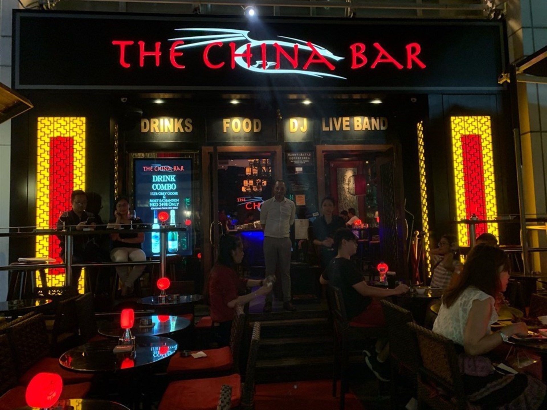 The China Bar (Tsim Sha Tsui) - Dragon paintings meet live beats