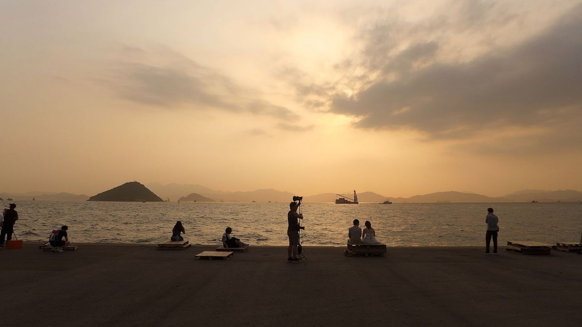Instagram Pier - Hong Kong's Iconic Pier Transformed into a Selfie Paradise